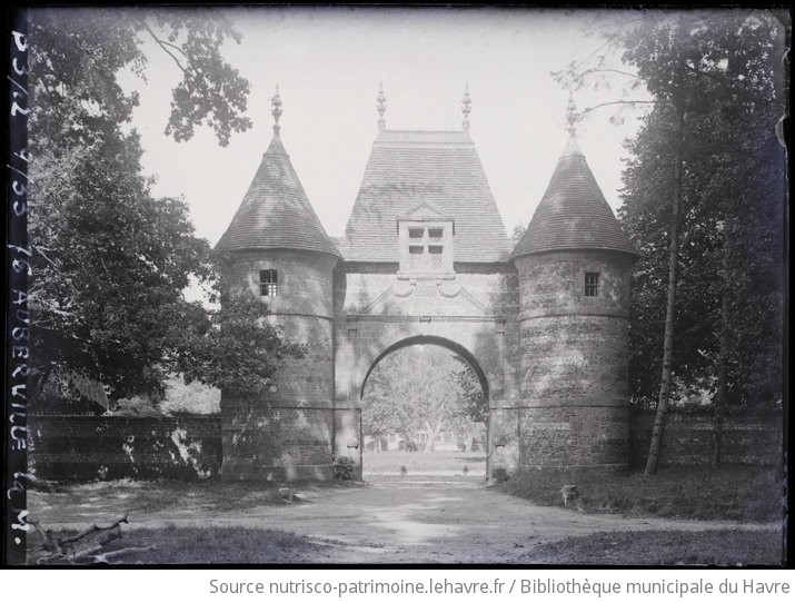[Château d'Auberville à Auberville-la-Manuel] : [porte sud] | Nutrisco