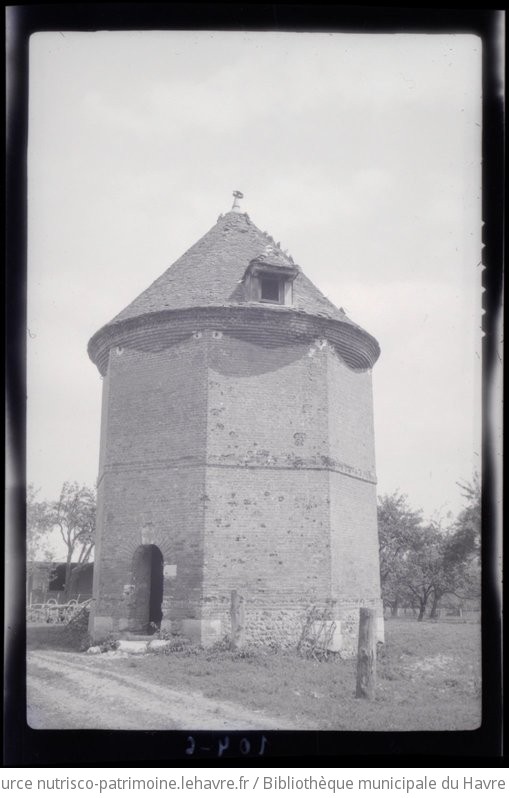 [Ferme Lesueur au Mesnil-Raoul] : [colombier] | Nutrisco